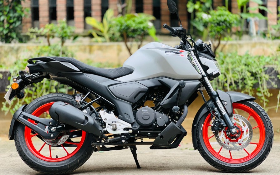 Yamaha FZS V4 White 600KM