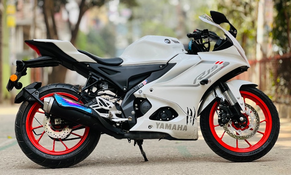 R15 V4 BS7 ABS Intensity White 7050KM