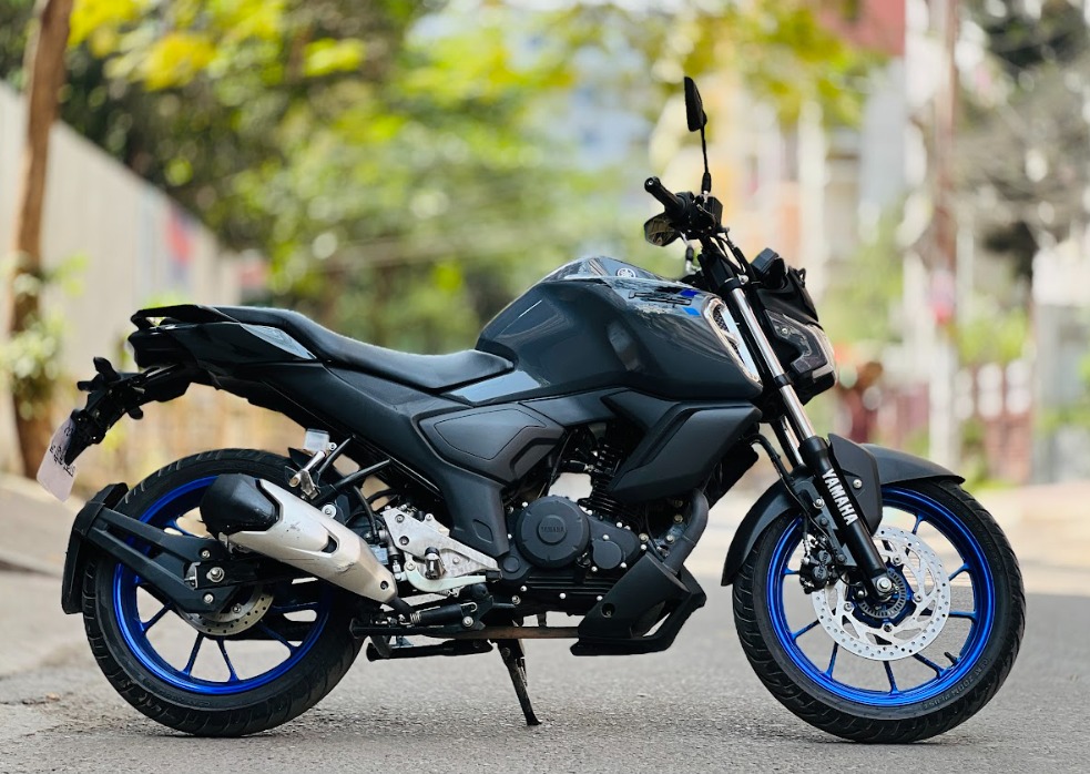 Yamaha FZS V4 Grey ABS 2850KM