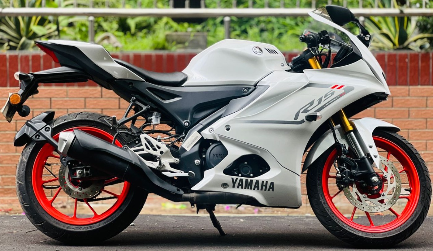 Yamaha R15 V4 BS7 Intensity White Cbu Indian 1700KM