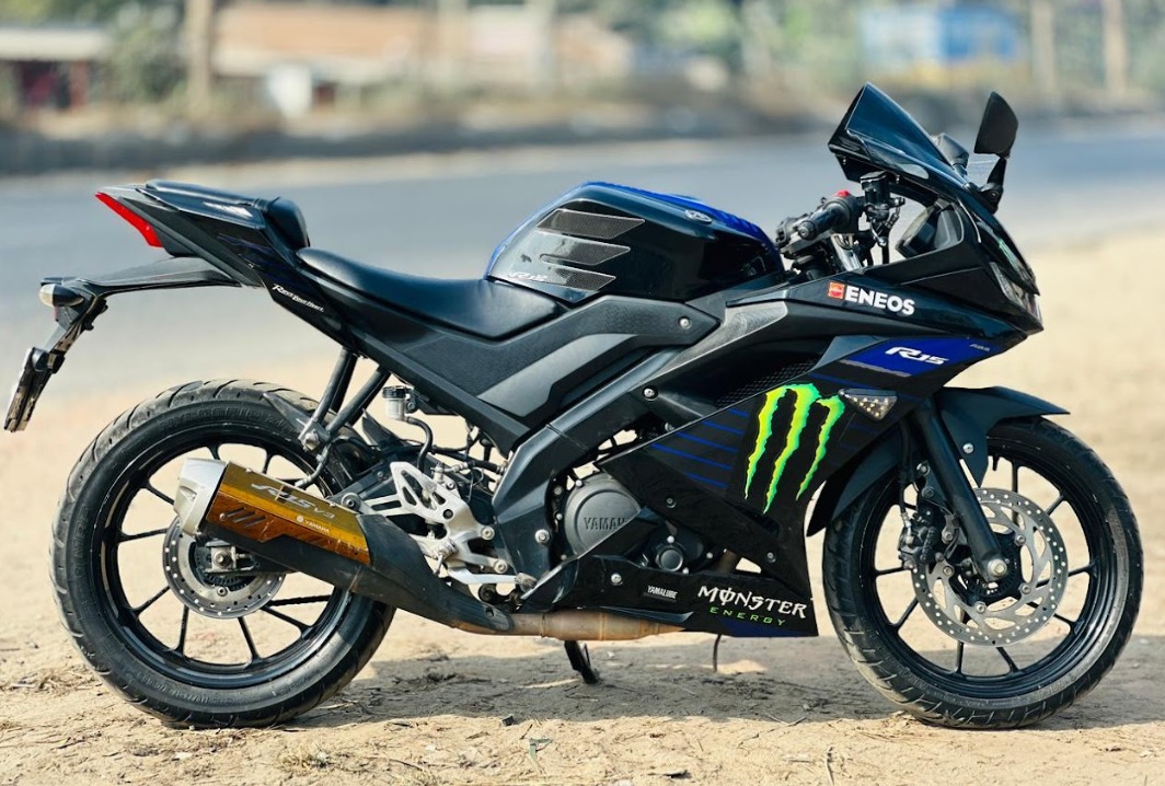 Monster r15 v3 store