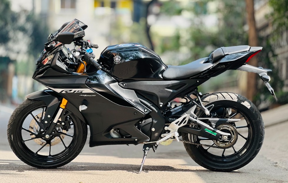 R15 V4 Black INDO 4870KM 2024