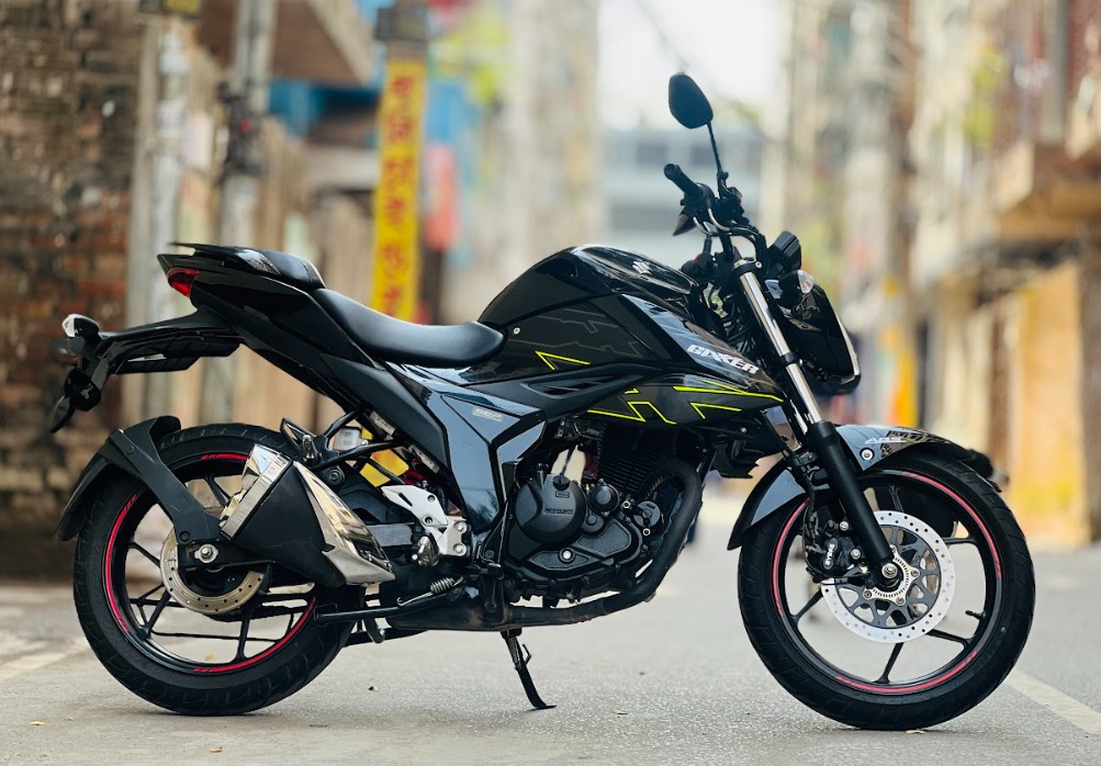 GIXXER FI ABS Neon Black 4000KM